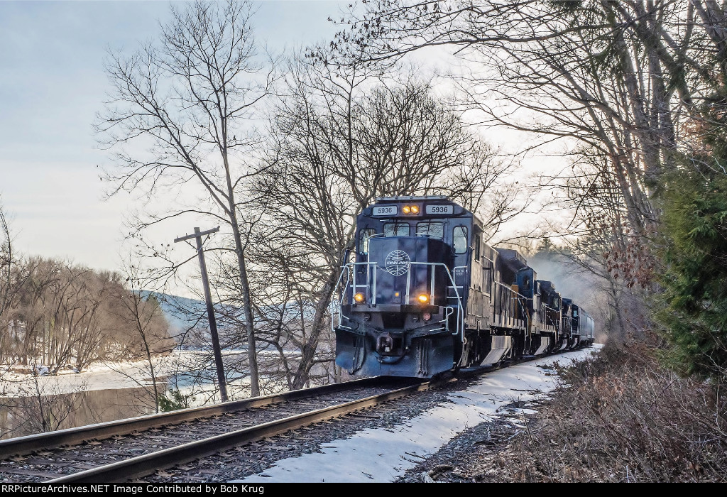 MEC 5936 rolling north alongside the Connecticut River